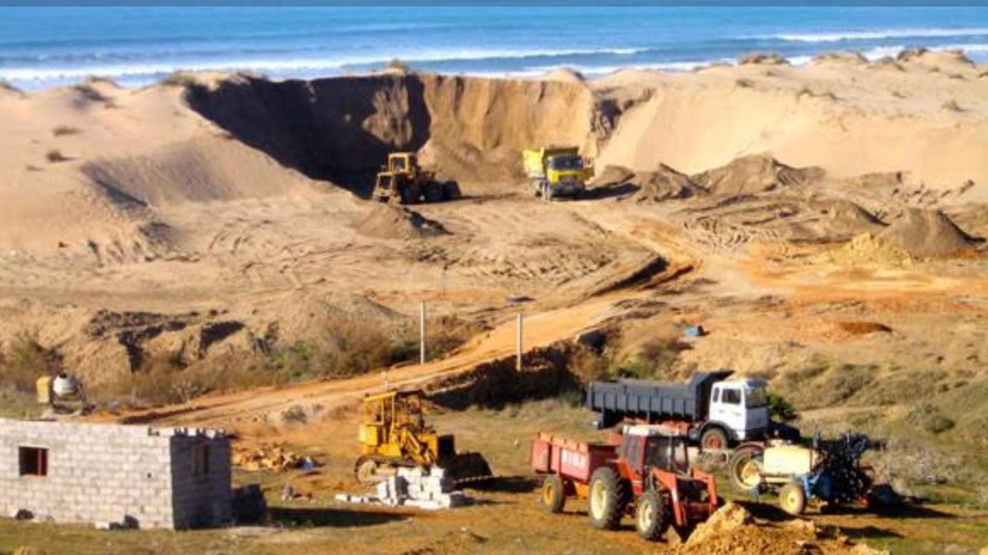 How Sierra Leonean Sand Miners Are Challenging the Sea to a Duel - HumAngle